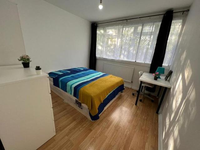 3 Bed Flat in Whitechapel Next to the Station