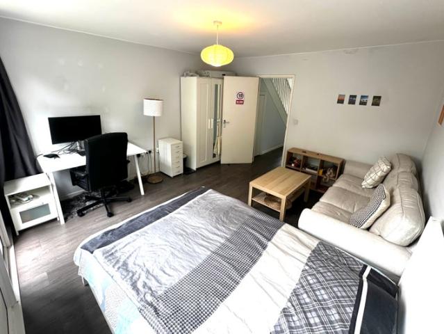 3 bed flat in Zone 1—Vauxhall, available 18 July