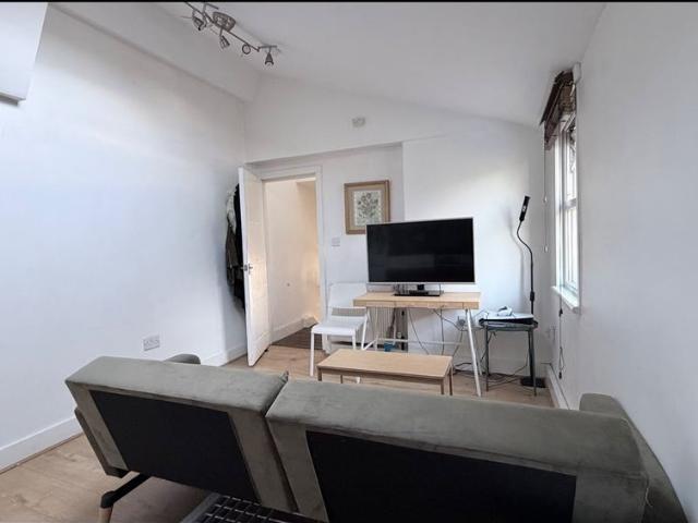 3 Bed Flat, Kyverdale Road, N16