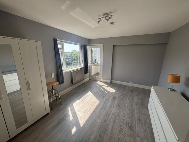 3 Bed Flat, Knox Court, SW4