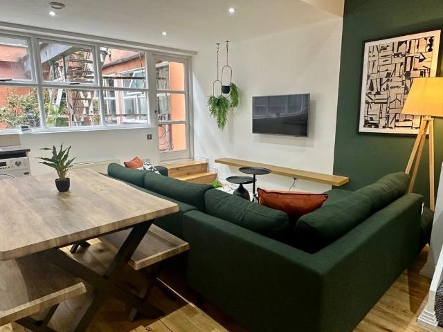 3 Bed Flat, Luna Street, M4