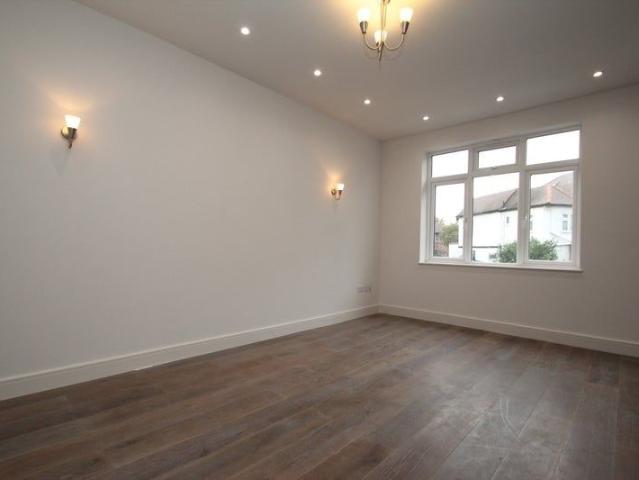 3 Bed Flat, Leeside Crescent, NW11