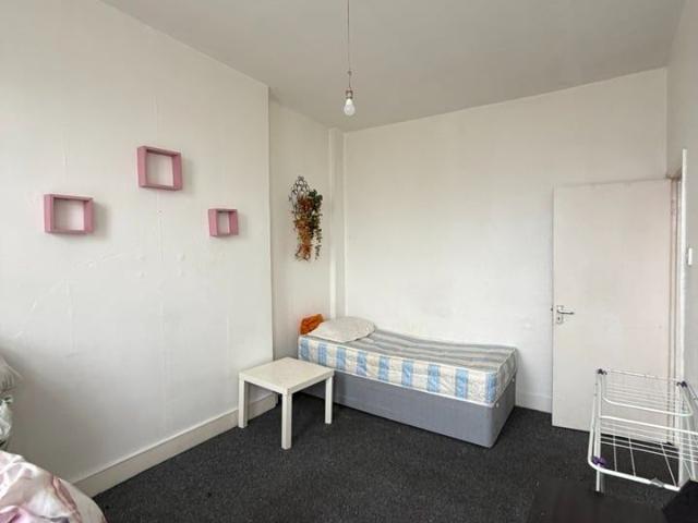 3 Bed Flat, Park Parade, NW10