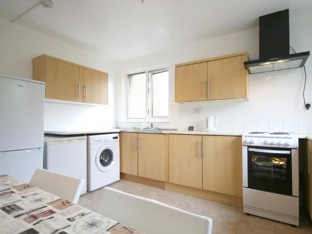 3 Bed Flat, Parkhead Drive, EH11