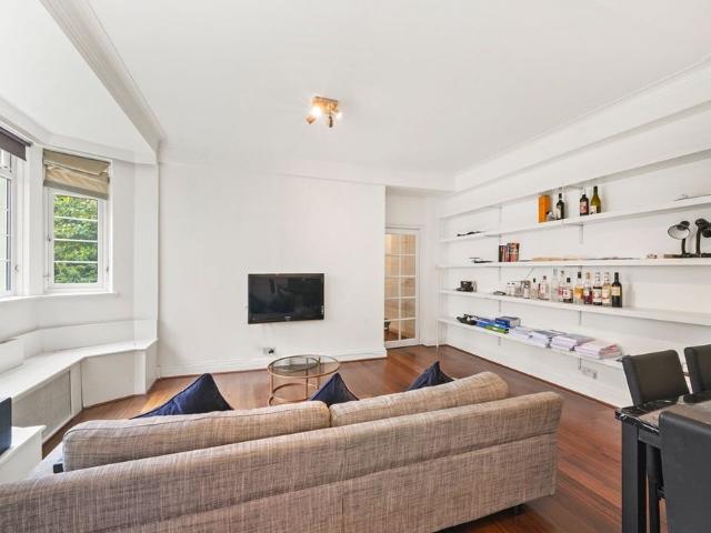 3 Bed Flat, Pembroke Road, W8