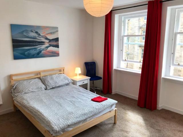3 Bed Flat, Potterrow, EH8