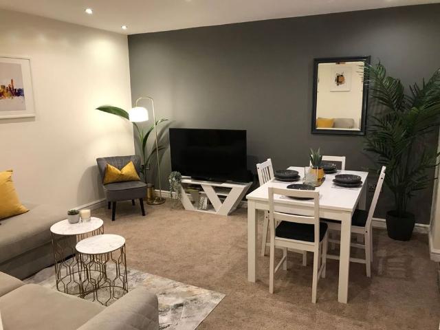 3 Bed Flat, Range Road, M16