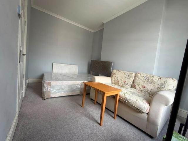 3 Bed Flat, Rectory Grove, CR0