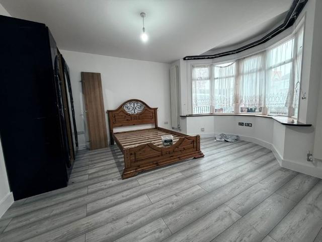 3 Bed Flat, Redbridge Lane East, IG4