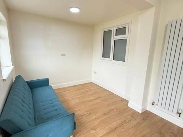 3 Bed Flat, Roseheath Road, TW4