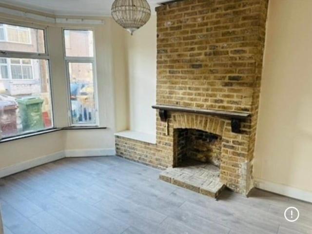 3 Bed Flat, St. Awdrys Road, IG11