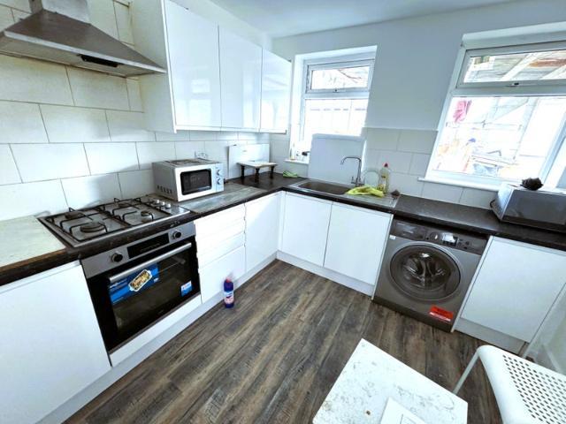 3 Bed Flat Stratford £2425 Pcm Bill Separate