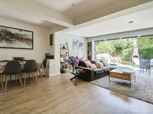 3 Bed Flat, Schubert Road, SW15