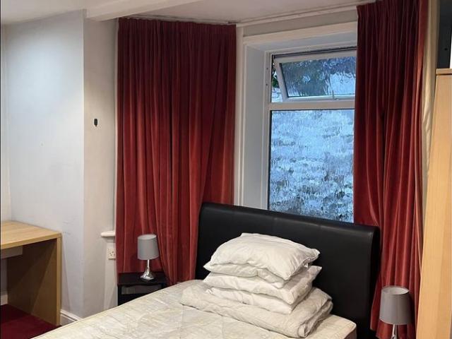 3 Bed Flat, Shaw Lane, LS6