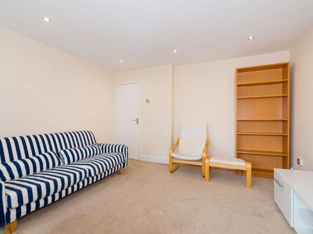 3 Bed Flat, Smithwood Close, SW19