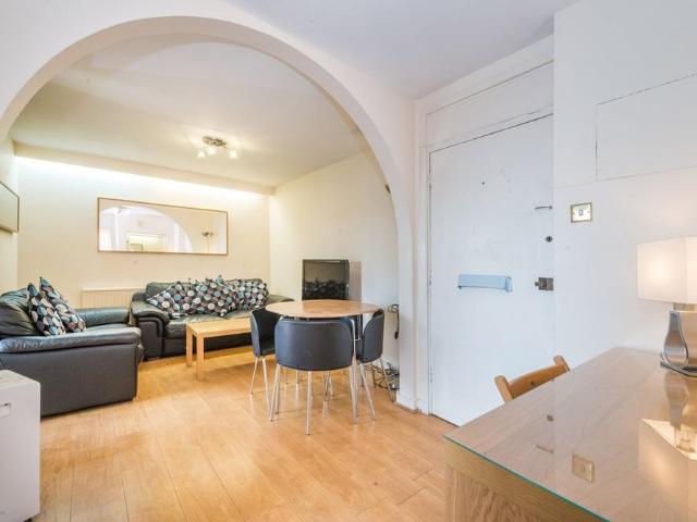 3 Bed Flat, The Colonnades, W2