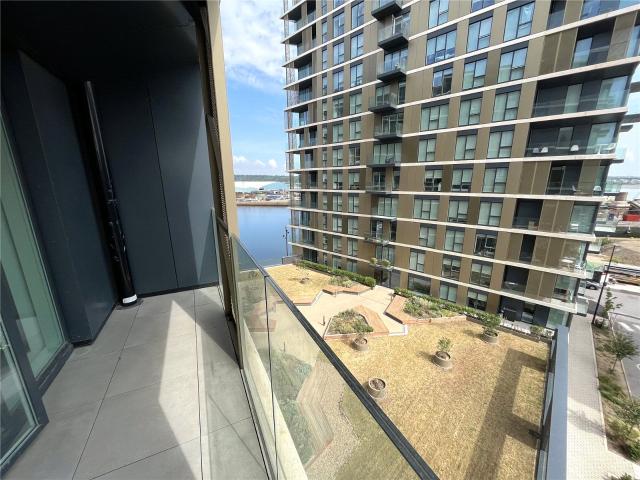 3 bed flat to let in Chatham
