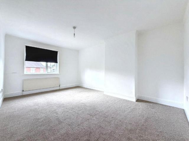 3 bed flat to rent