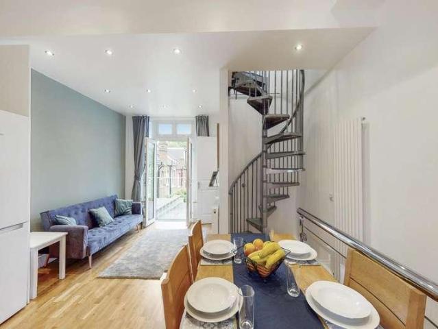 3 bed flat to rent