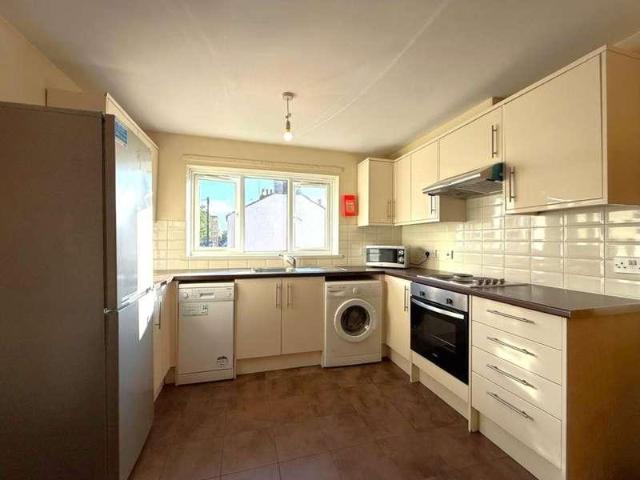 3 bed flat to rent
