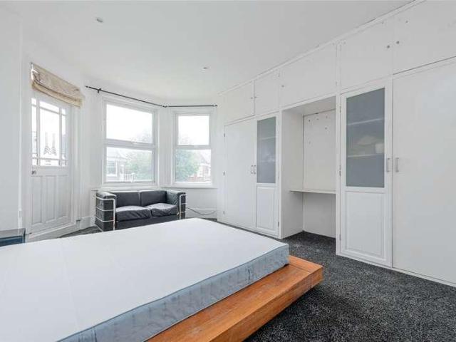 3 bed flat to rent