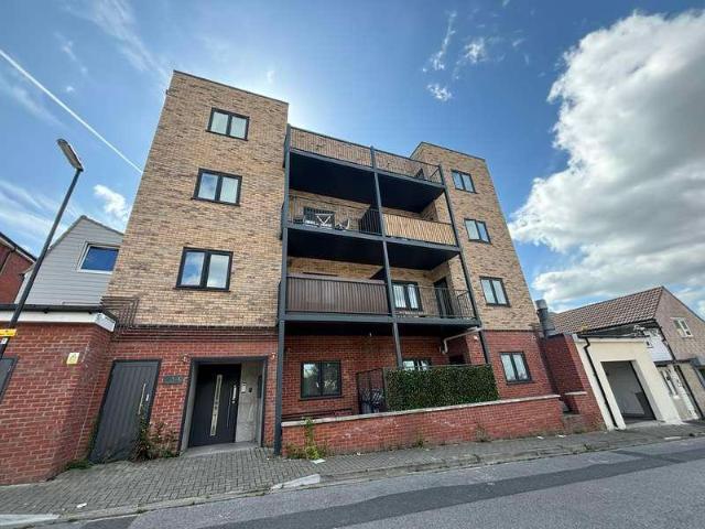 3 bed flat to rent