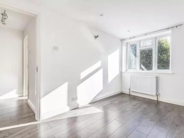 3 Bed Flat To Rent at Temple Fortune Mansions, Temple Fortune