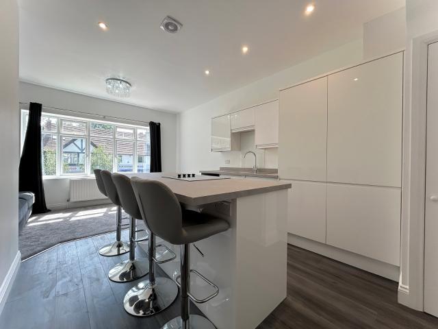3 bed flat to rent in Carshalton, Surrey, SM5