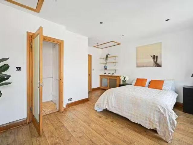3 bed flat to rent in Battersea Park Road, SW11, London