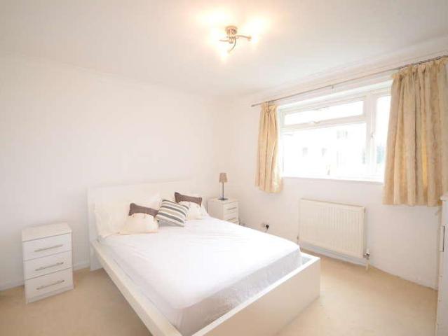 3 bed flat to rent in Birchington Road, SL4, Windsor