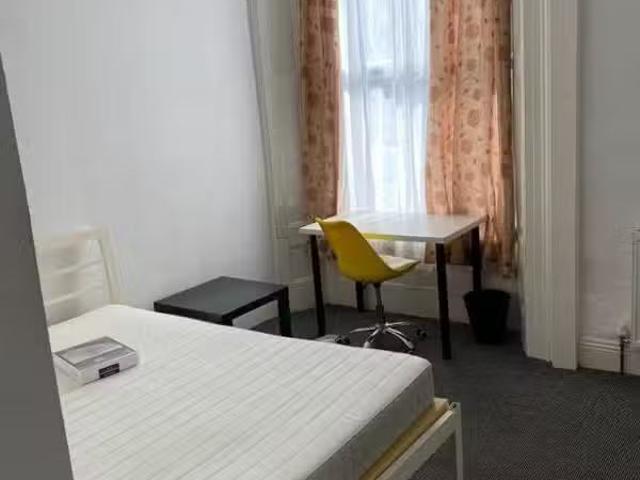 3 bed flat to rent in Flat 1 Radnor House, PL1, Plymouth