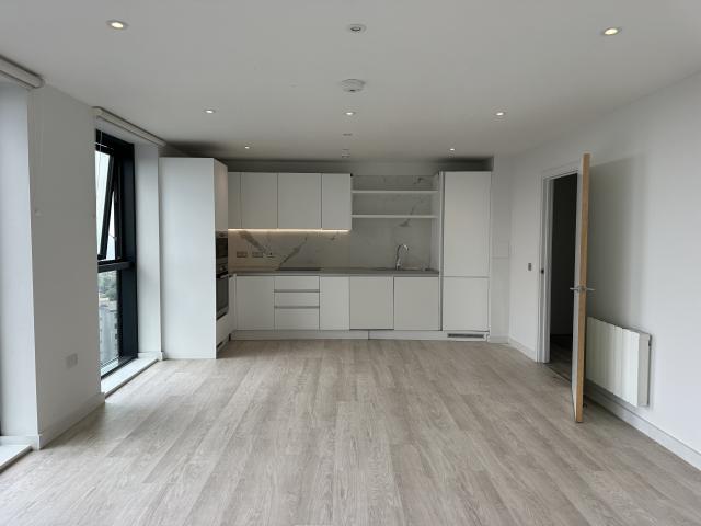 3 bed flat to rent in Holdenhurst Road,, BH8