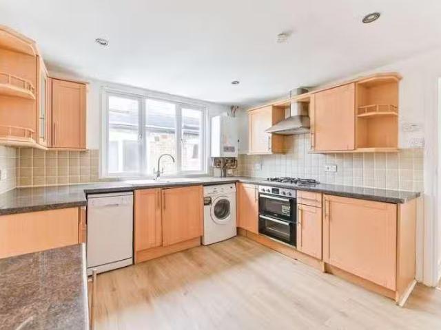 3 bed flat to rent in Himley Road, SW17, London