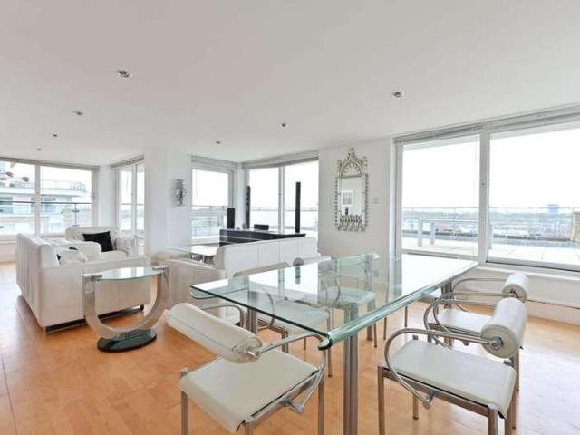 3 bed flat to rent in Smugglers Way, SW18, London