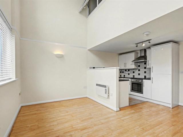 3 bed flat to rent in Royal Court, Haydn Road, Nottingham