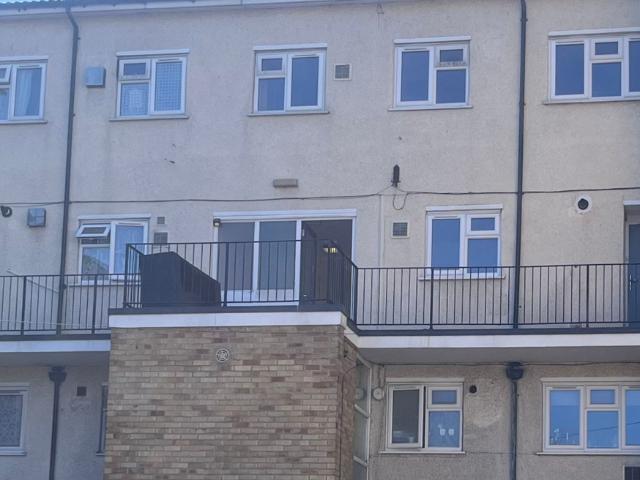 3 bed flat to rent Radcliffe Way, Northolt UB5