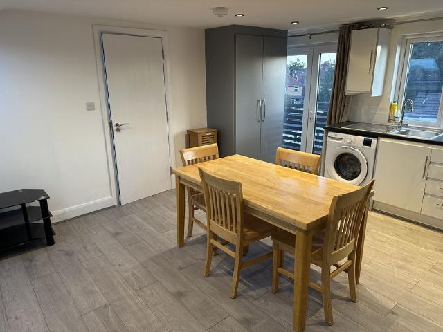3 Bed Flat, Upper Sutton Lane, TW5