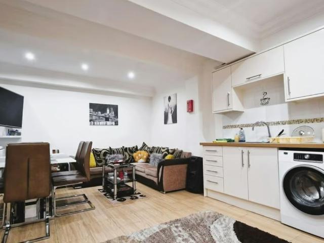 3 Bed Flat, Upton Heights, E7