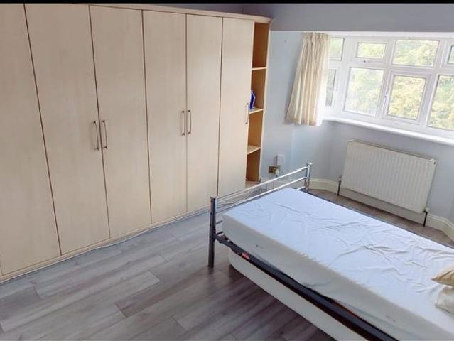 3 Bed Flat, Victoria Court, HA9