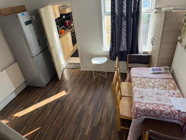 3 Bed Flat, Wedderburn Road, IG11