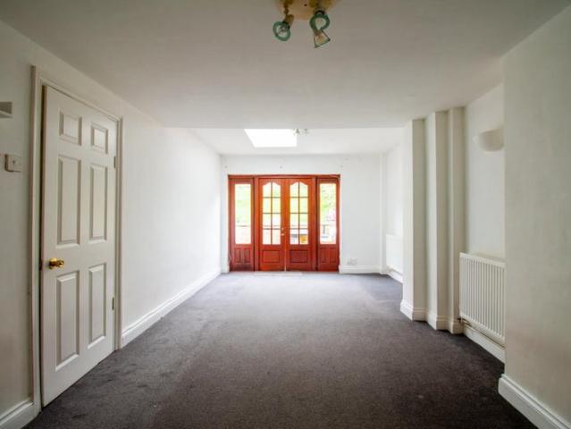 3 bed flat with garden and personal driveway