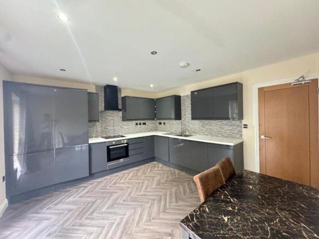 3 Bed Flat With Ensuite & Balcony Near Limehouse
