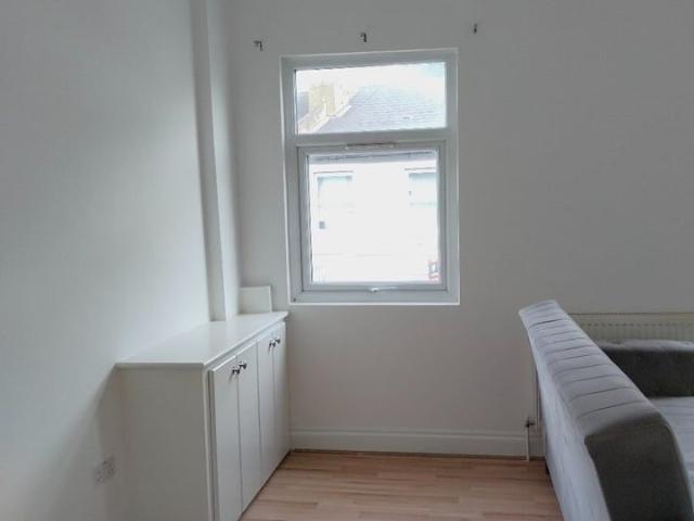 3 Bed Flat, Woodside Green, SE25