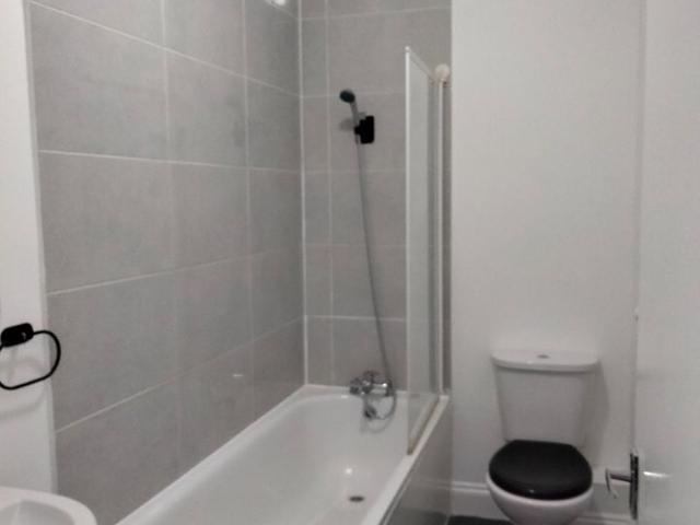 3 Bed Flat, Woodside Green, SE25