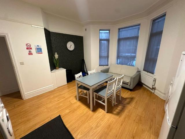 3 Bed Flat, Wrottesley Road, NW10