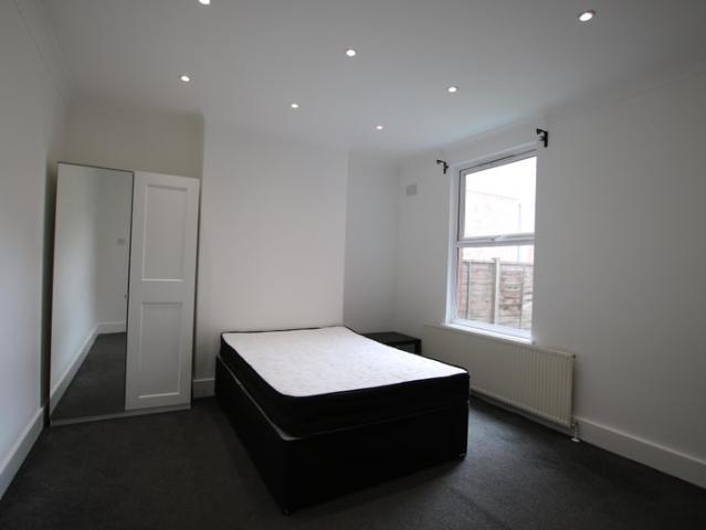 3 Bed Furnished Flat with Garden – Denzil Road