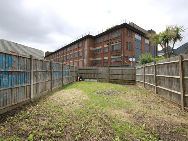 3 Bed Furnished Flat with Garden – Denzil Road