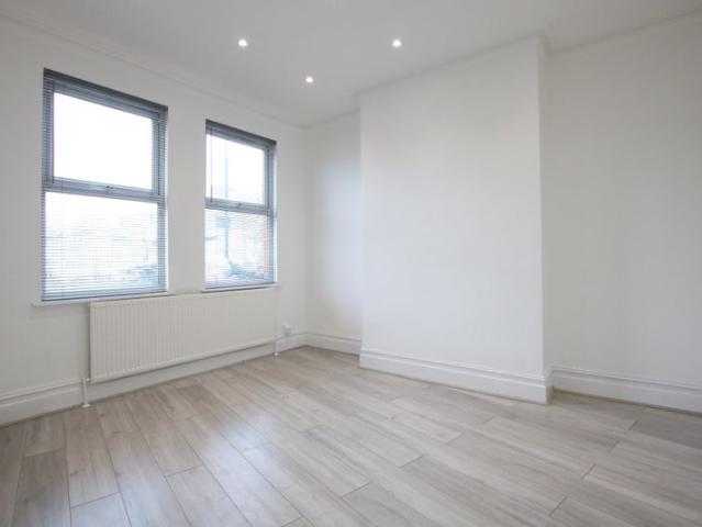 3 Bed Furnished Flat with Garden – Denzil Road