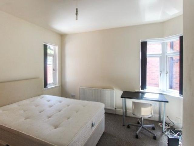 3 Bed Ground & First Floor Flat, Winchester Avenue, West End, Lei.
