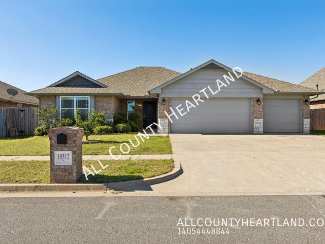 3 Bed Home Near Tinker AFB with Bonus Office Nook in Midwest City!